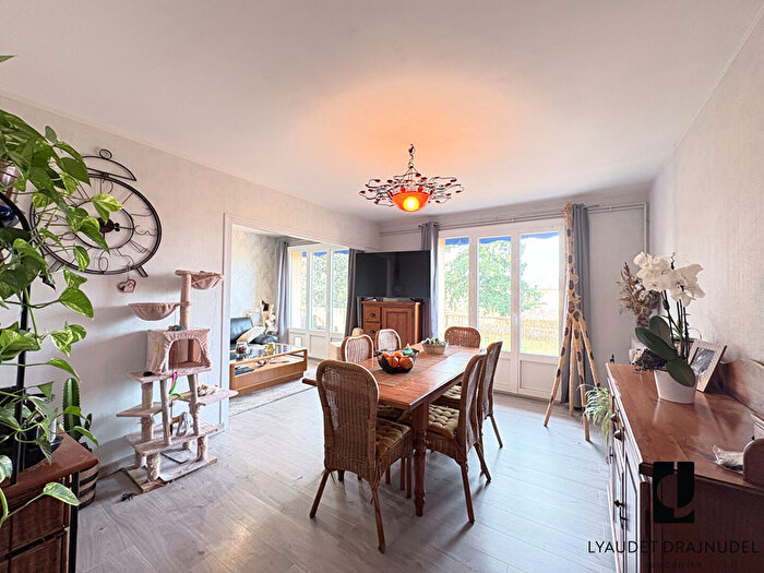 Appartement à vendre - Riorges - 4 pièces - 2 chambres