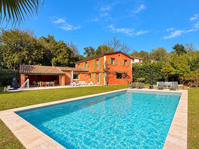 Maison 6 pièces à louer à Roquefort-les-Pins