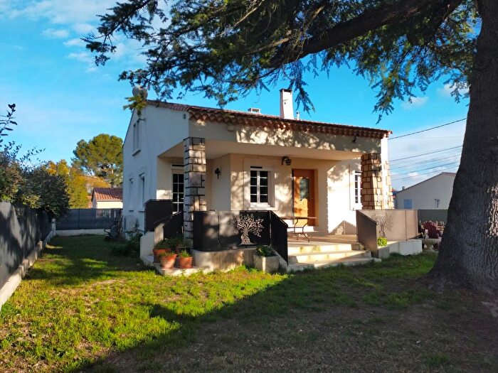 Maison à vendre - Saint-Étienne-du-Grès - 5 pièces - 4 chambres