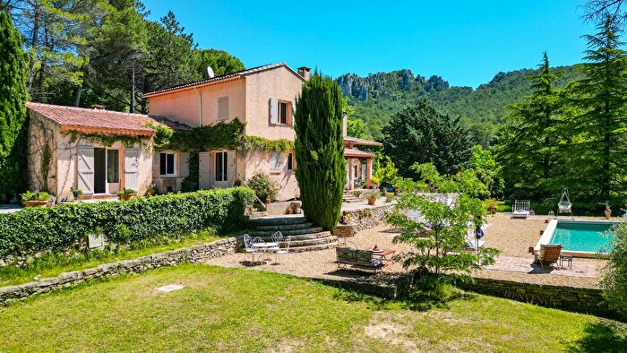 Maison à vendre - La Roquebrussanne - 7 pièces - 4 chambres