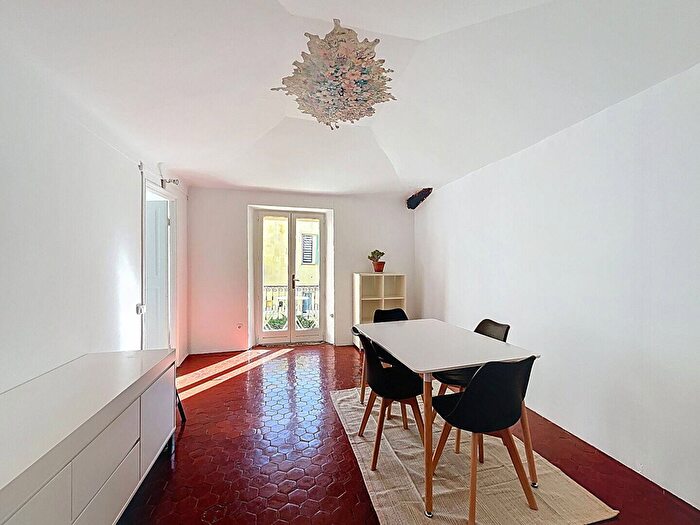 Appartement à louer - Le Port, Nice - 4 pièces - 3 chambres