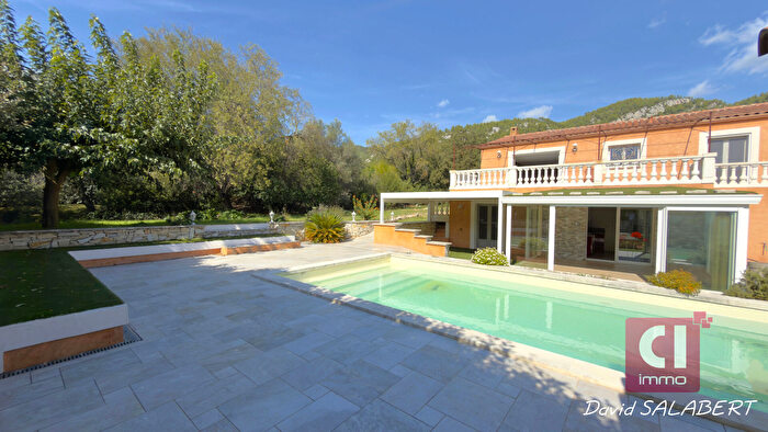 Maison à vendre - Cuges-les-Pins - 6 pièces - 5 chambres