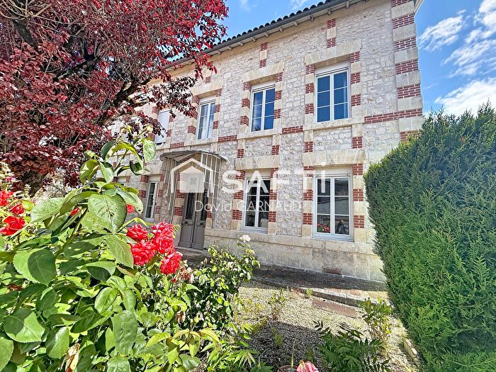 Châteauneuf-sur-Charente : Maison 6 pièces à vendre