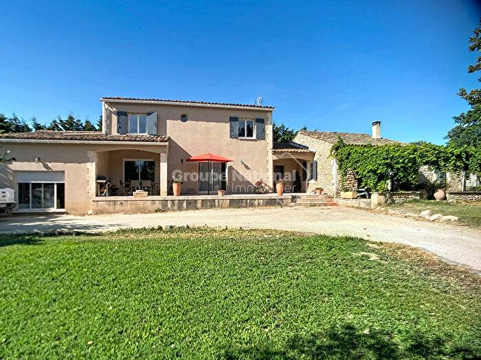 Maison 10 pièces à Eyragues, à vendre