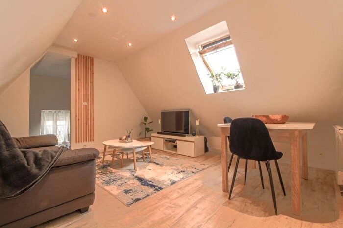 Montignette, Pont-Sainte-Maxence : Appartement 2 pièces à louer