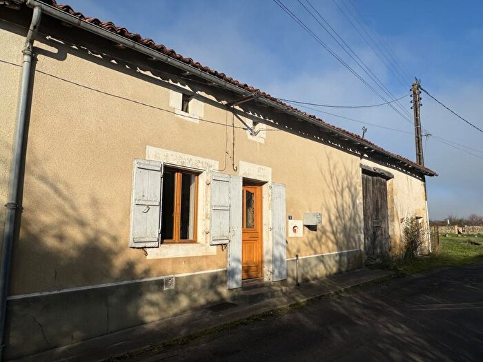 Maison à vendre - Pleuville - 4 pièces - 3 chambres