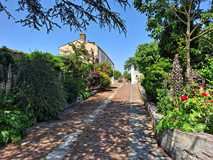 Maison à vendre - Mouzeuil-Saint-Martin - 10 pièces - 6 chambres