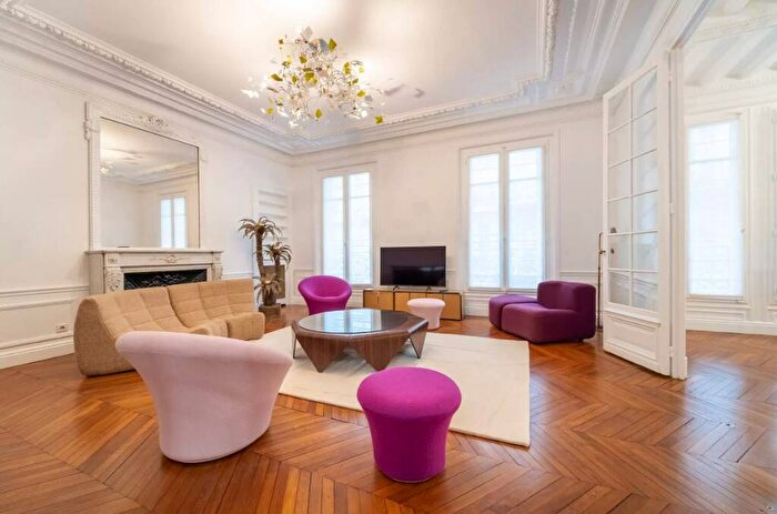 Appartement à louer - Clichy-Trinité, Paris ème arrondissement - 6 pièces - 4 chambres