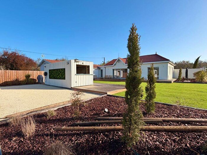 Maison à louer - Zone route du Porge, Saint-Médard-en-Jalles - 5 pièces - 2 chambres