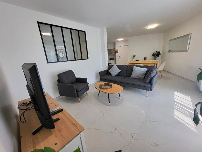 Appartement 3 pièces à Saint-Denis, Centre-ville, Basilique, à louer