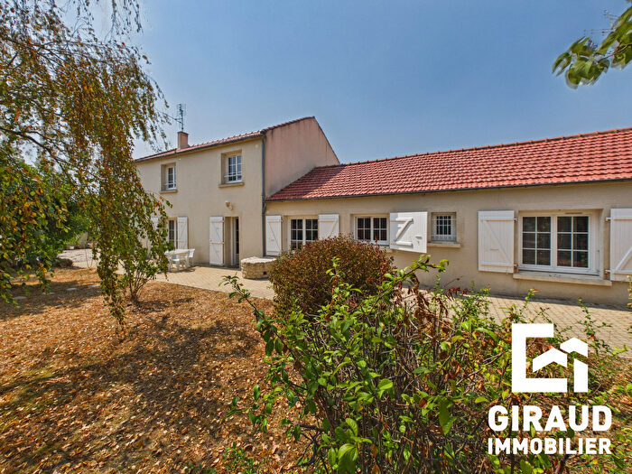 Vouillé-les-Marais : Maison 6 pièces à vendre