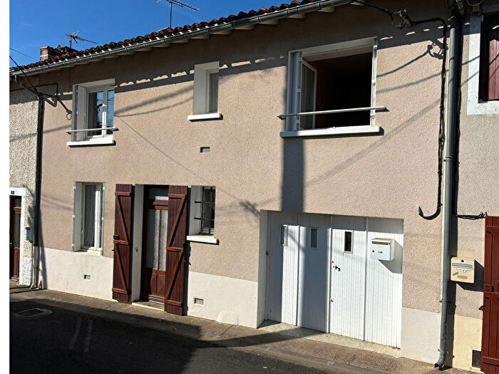 Maison à vendre - Civray - 5 pièces - 3 chambres