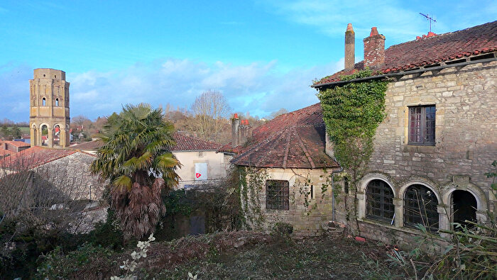 Maison 9 pièces à Charroux, à vendre