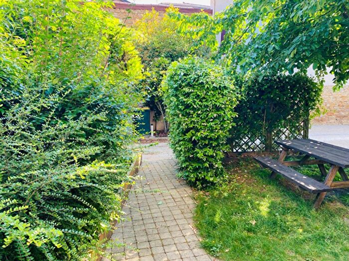 Appartement à louer - Albigny-sur-Saône - 2 pièces - 1 chambre