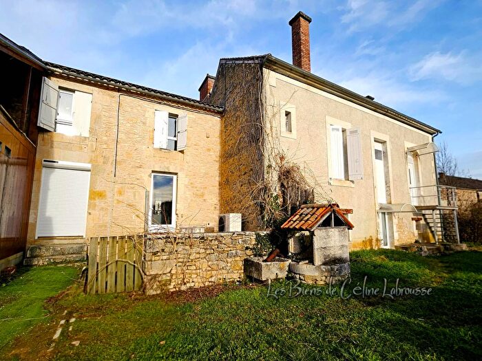 Maison à vendre - Savignac-les-Églises - 13 pièces - 9 chambres