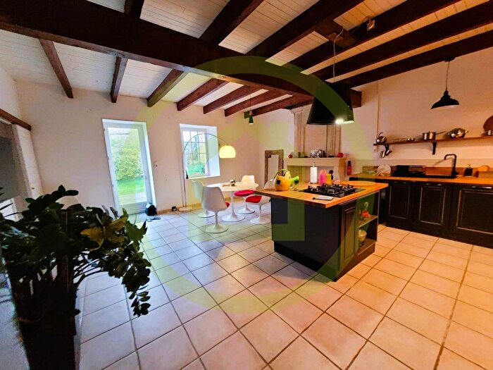 Maison à vendre - Saint-Bonnet-sur-Gironde - 7 pièces - 5 chambres