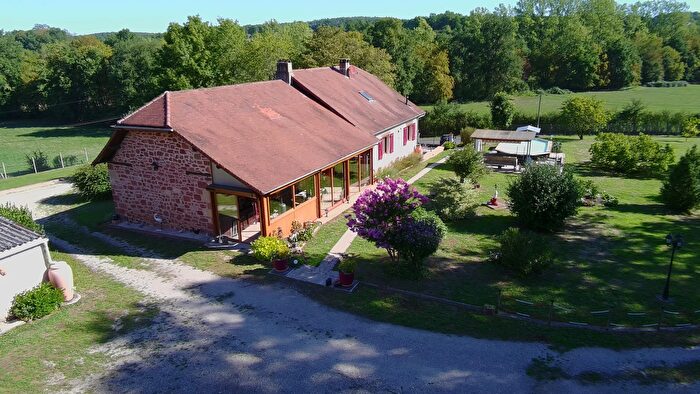 Hautefort : Maison 9 pièces à vendre