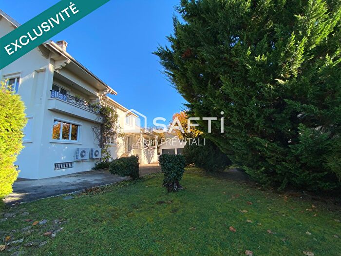 Maison à vendre - Oyonnax, Centre-ville, Niermes, Geilles, Croix Rousse - 12 pièces - 7 chambres