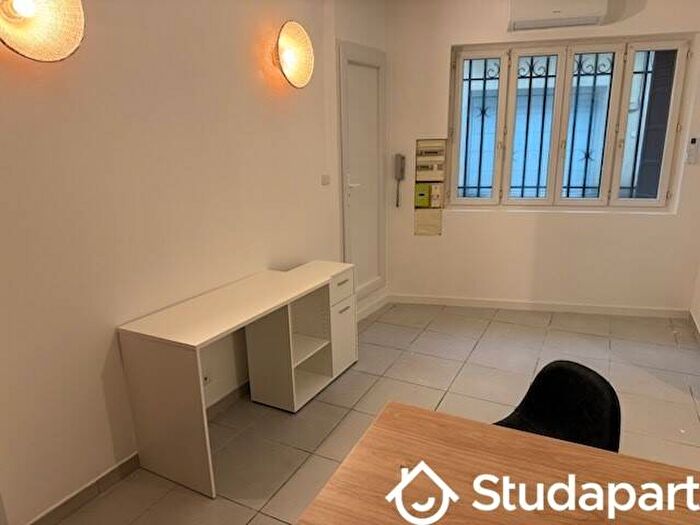 Appartement à louer - Esplanade, Nîmes - 1 pièce