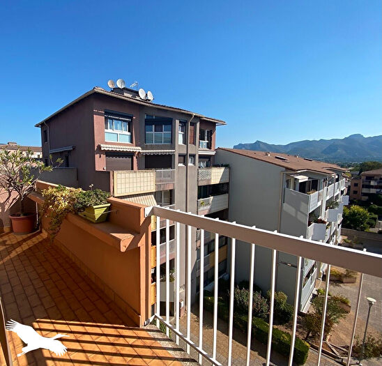 Appartement à louer - Aubagne, Pin Vert, Ceinture Est - 3 pièces - 2 chambres