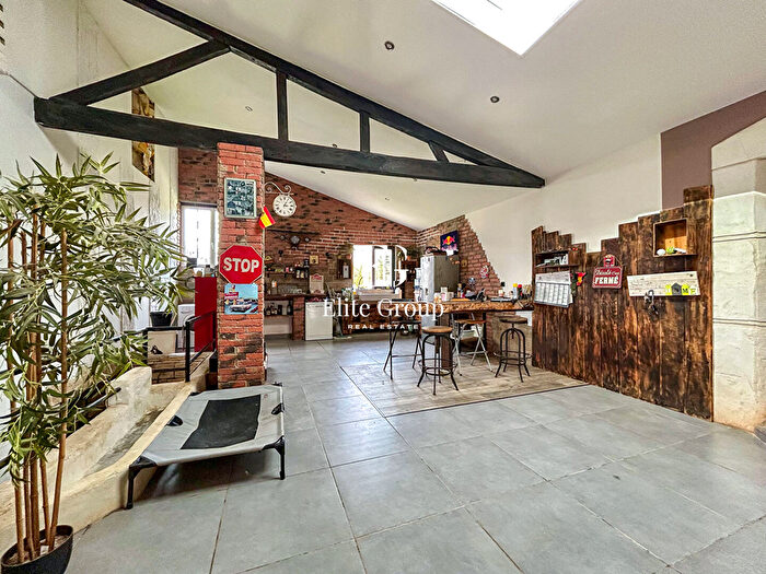 Maison à vendre - Tonnay-Charente - 8 pièces - 5 chambres