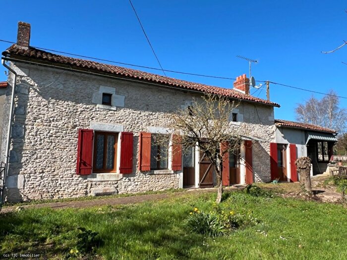 Maison à vendre - Civray - 4 pièces - 3 chambres