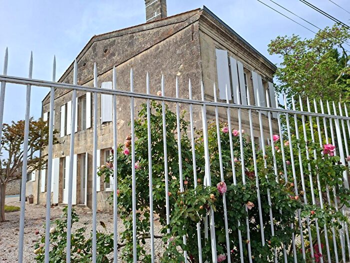 Maison à vendre - Saint-Estèphe - 11 pièces - 5 chambres