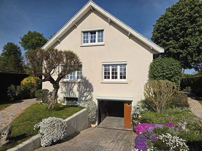 Maison 5 pièces à Saint-Julien-les-Villas, à vendre