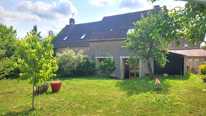 Maison à vendre - Lichères-près-Aigremont - 6 pièces - 4 chambres