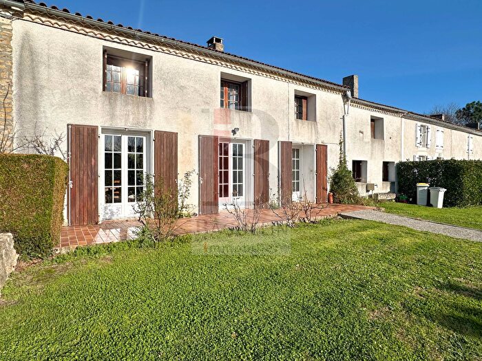 Saint-Laurent-de-la-Prée : Maison 5 pièces à vendre