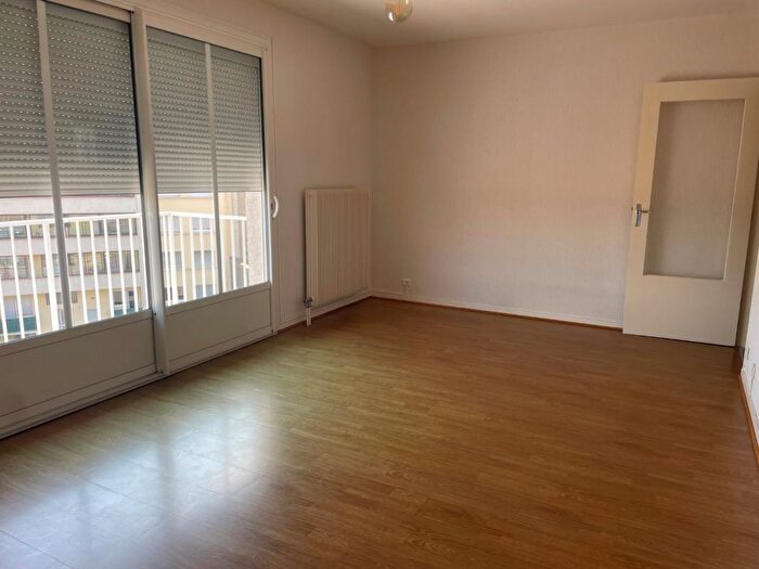 Appartement 3 pièces à Issoire, Centre-ville, Barrière, à louer