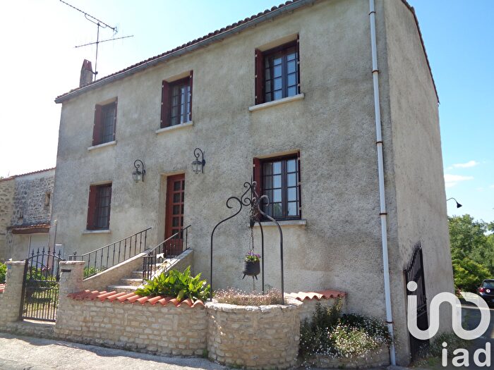 Maison à vendre - Bussac-sur-Charente - 8 pièces - 4 chambres