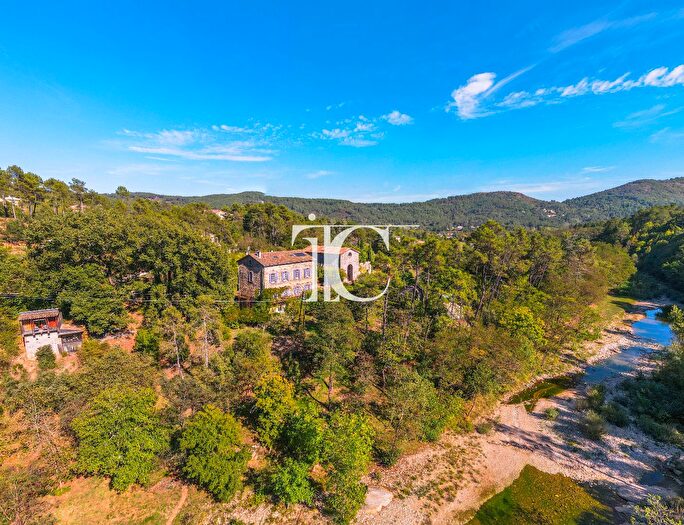 Maison à vendre - Banne - 19 pièces - 12 chambres