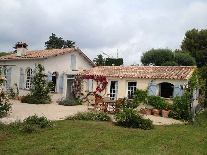 Maison à louer - Le Cap, Antibes - 6 pièces - 4 chambres