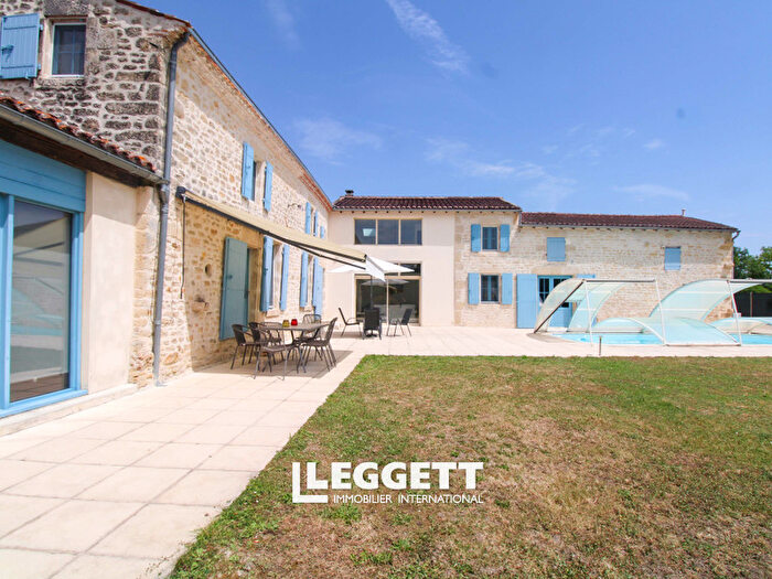 Maison à vendre - Nuaillé-sur-Boutonne - 6 pièces - 3 chambres