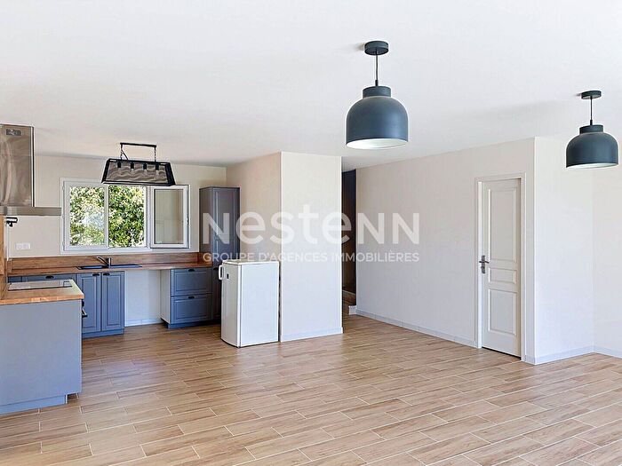 Est, Eyguières : Maison 4 pièces à louer