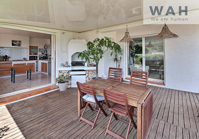 Maison à louer - Vailhauquès - 6 pièces - 5 chambres