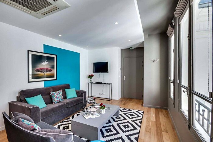 Appartement à louer - Saint Philippe du Roule, Paris ème arrondissement - 4 pièces - 2 chambres