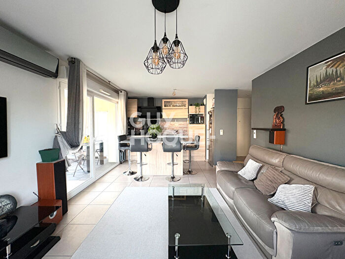 Appartement à vendre - Givors, Centre-ville - 3 pièces - 2 chambres