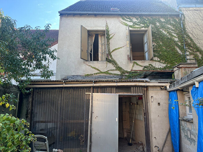 Maison à vendre - Châteaumeillant - 5 pièces - 4 chambres