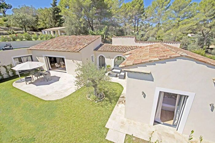 Maison 5 pièces à louer à Le Village, Valbonne