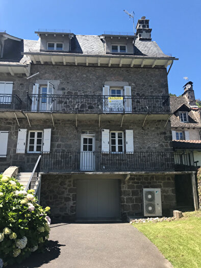 Maison 5 pièces à Vic-sur-Cère, à louer