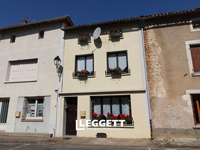 Maison à vendre - Saint-Sauvant - 6 pièces - 4 chambres