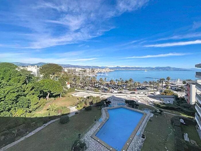 Appartement à louer - Antibes, Juan-les-Pins, Le Cap - 3 pièces - 2 chambres
