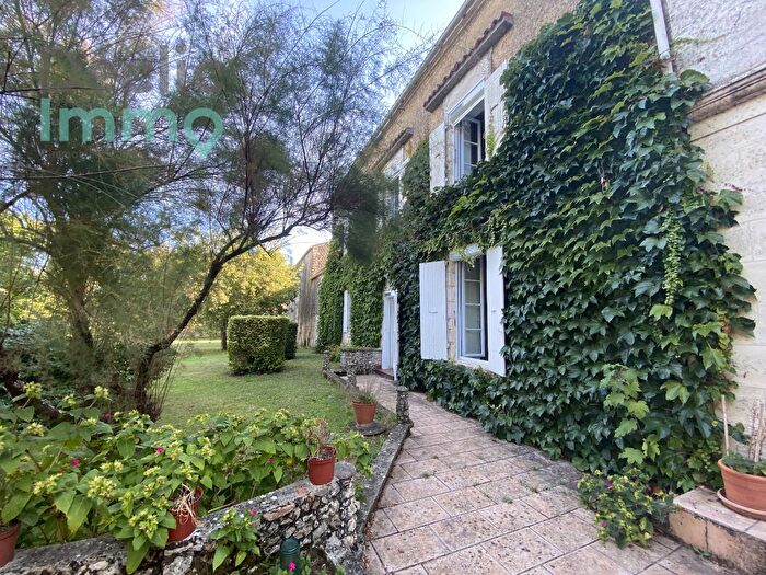 Maison à vendre - Tonnay-Charente - 7 pièces - 6 chambres