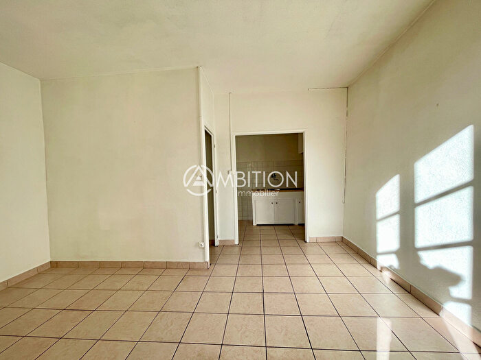 Appartement à louer - Saint-Maximin-la-Sainte-Baume, Centre-ville - 4 pièces - 3 chambres