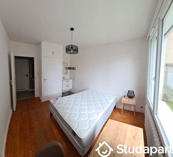 Appartement à louer - A Duclos, Clermont-Ferrand - 1 pièce - 3 chambres