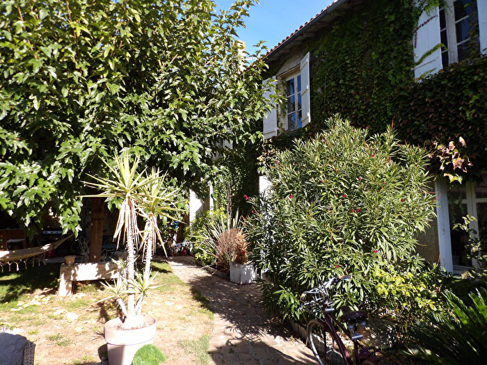 Maison 8 pièces à Saint-Jean-d'Angély, à vendre