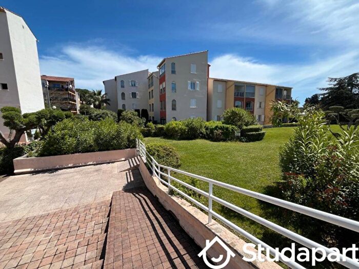 Appartement à louer - Sainte Croix, Fréjus - 1 pièce