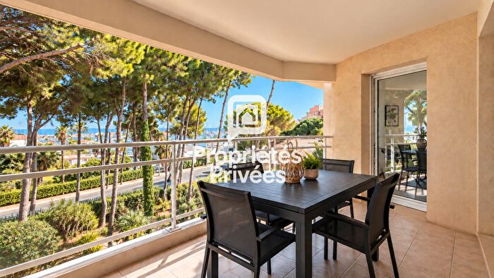 Appartement 4 pièces à Hyères, Port, à vendre